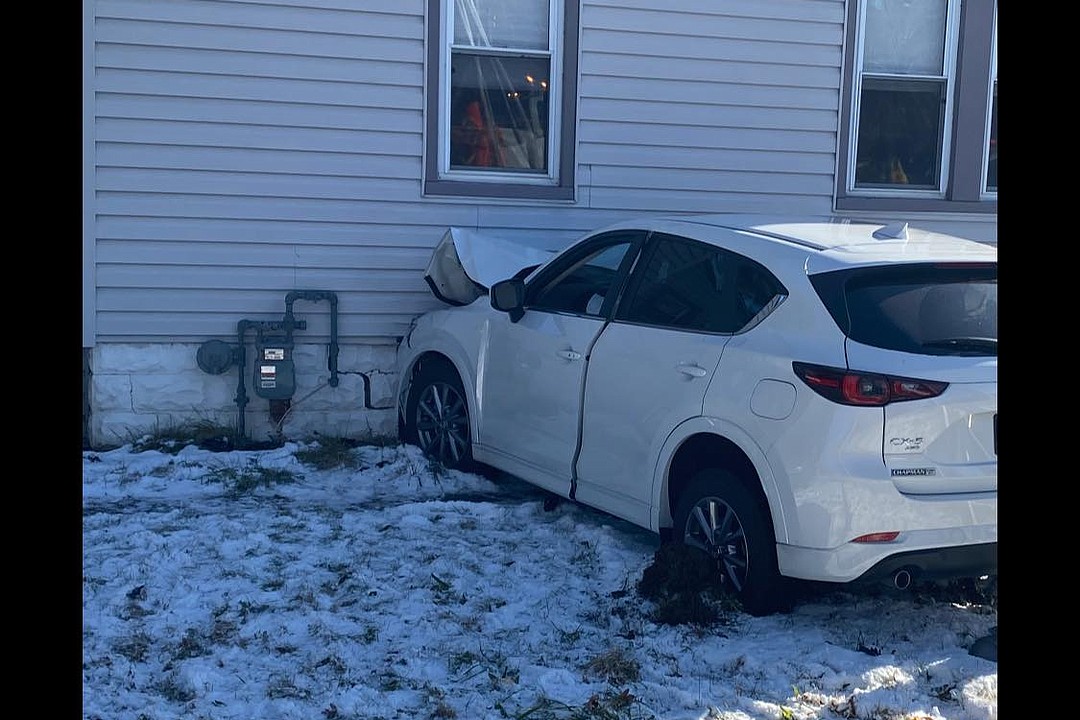 EHT residents displaced after SUV crashes into home - Breaking AC