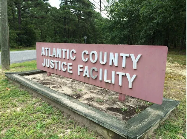 Corrections officer helped smuggle contraband to Atlantic County inmate ...