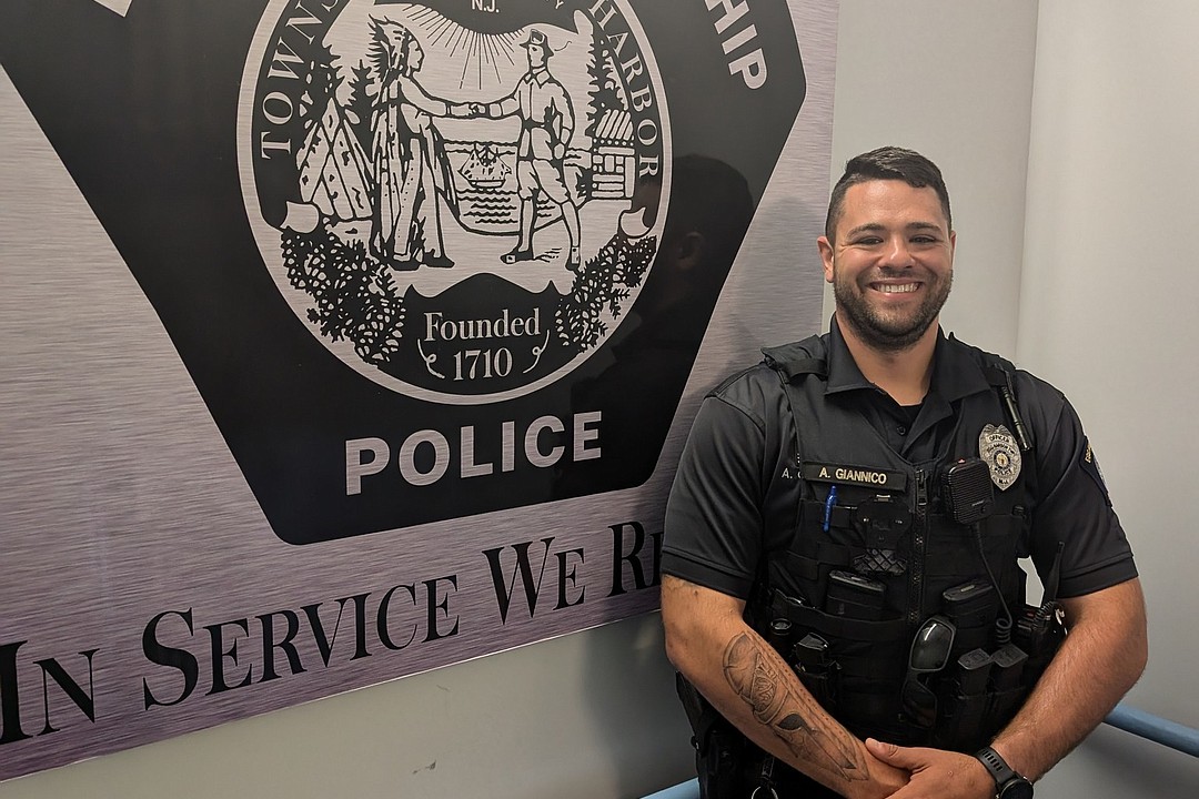 EHT officer earns fans during Wawa visit - SeaIsle News