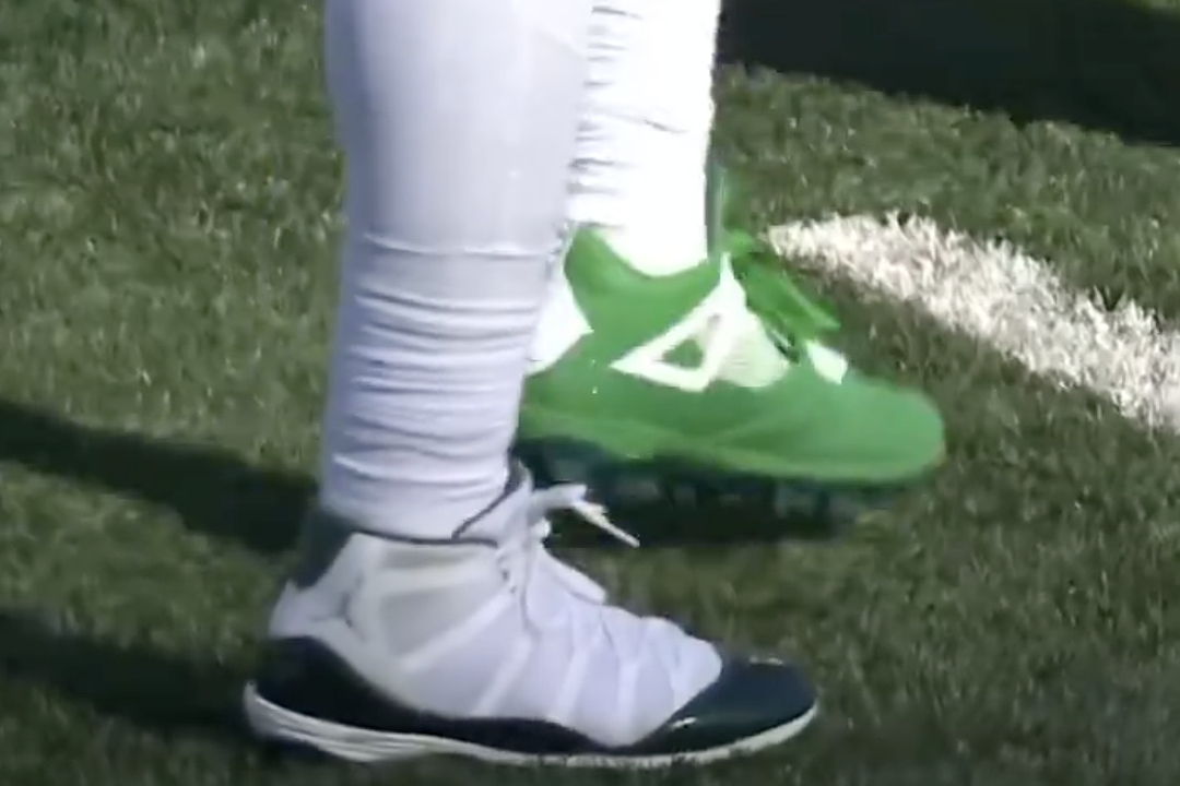 Jalen Hurts Had To Wear Mismatched Jordan Cleats Because of Knot - On ...