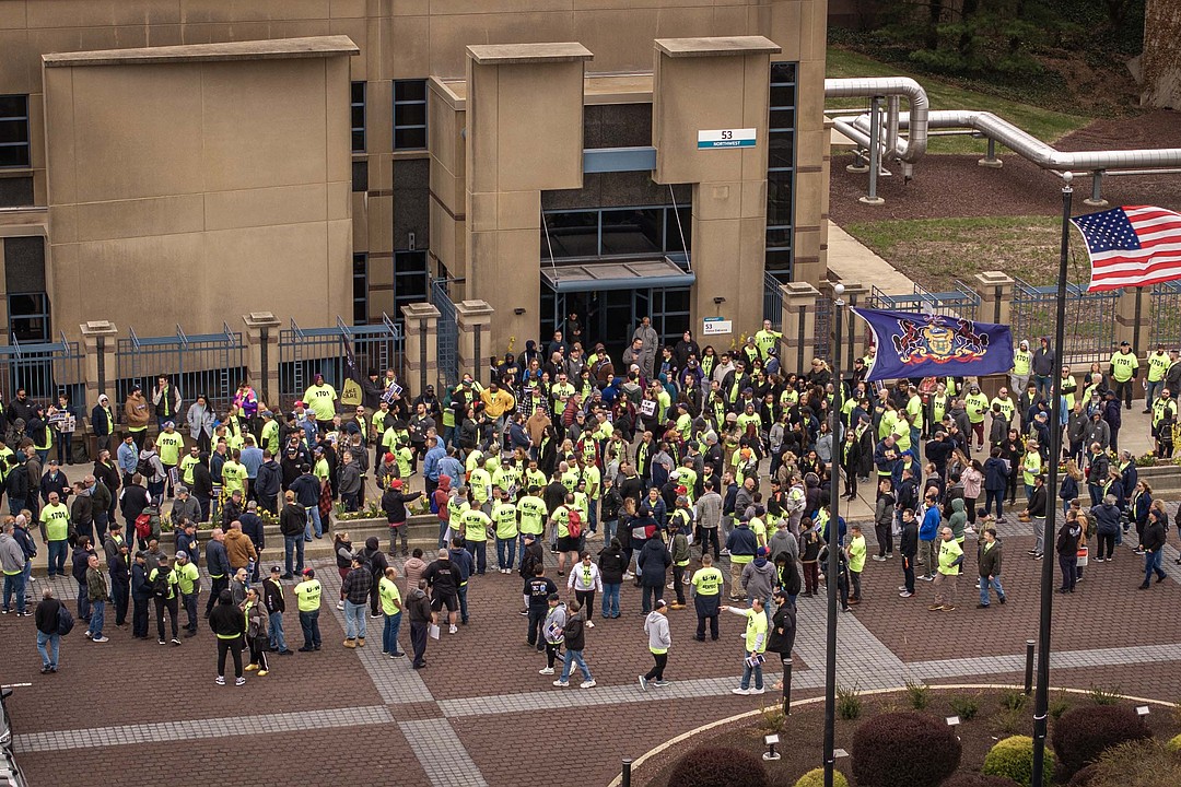 More than 200 rally in support of local United Steelworkers Union ...