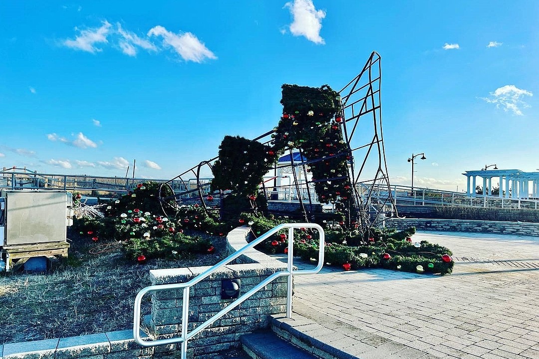 Sea Isle's Towering Christmas Tree Toppled by High Winds - SeaIsle News